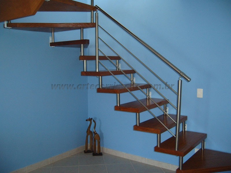 Escada em Inox e Madeira - Arte Corrimãos e Escadas